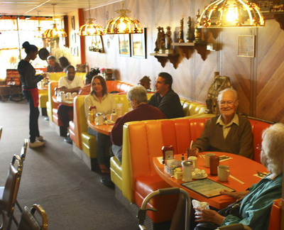 Some neighborhood restaurants thrive despite poor economy | Dining Out ...