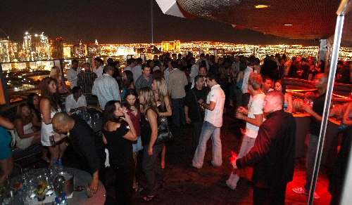 Moon draws club-goers with retractable roof, celebrity appearances ...