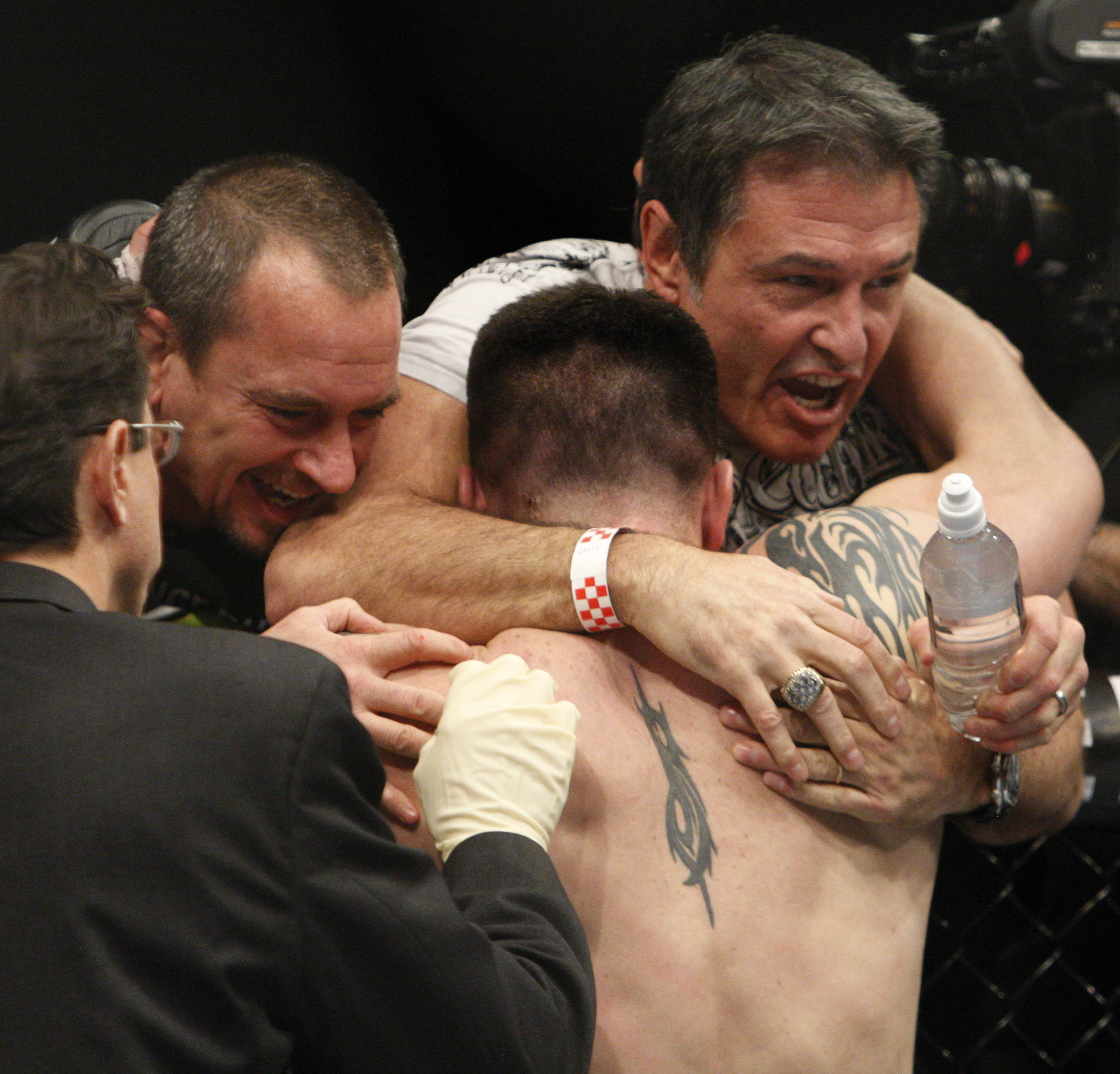 UFC 125: Edgar retains lightweight title in main event | Las Vegas ...