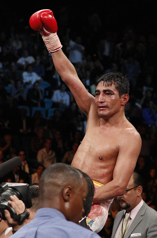 Erik Morales defeats Pablo Cesar Cano for the WBC Super Lightweight title | Boxing | Sports