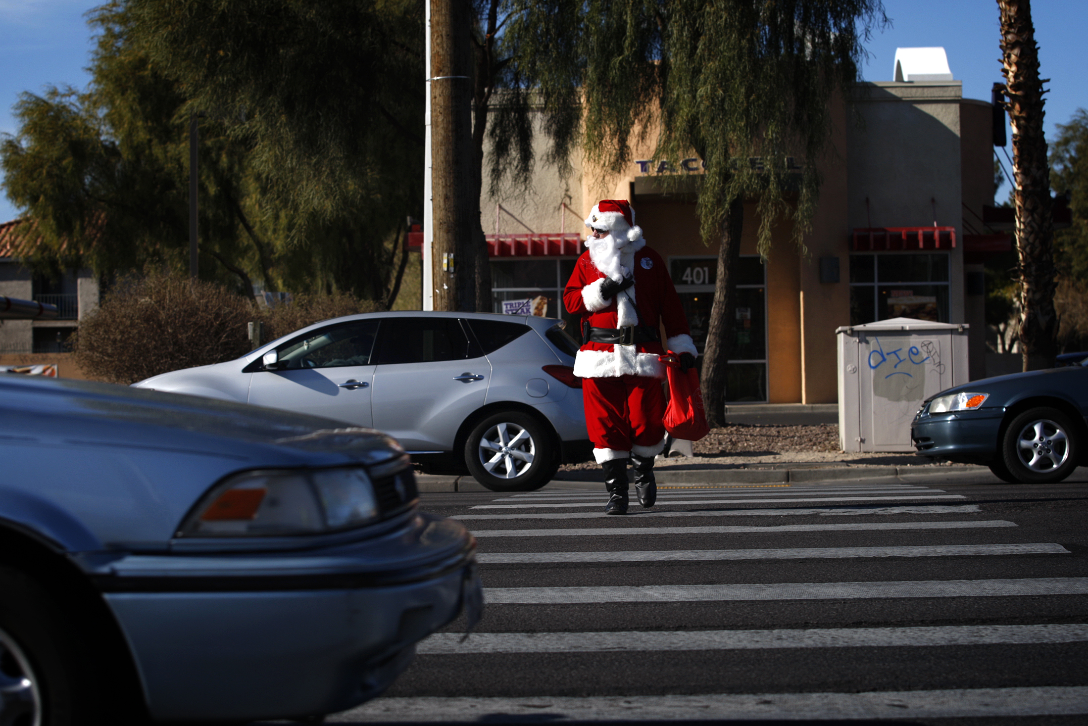 Pedestrian Santa | Las Vegas Review-Journal