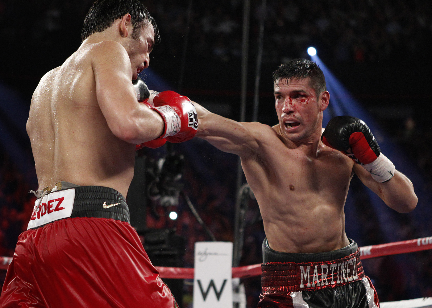 Sergio Martinez defeats Julio Cesar Chavez Jr in their boxing match in ...