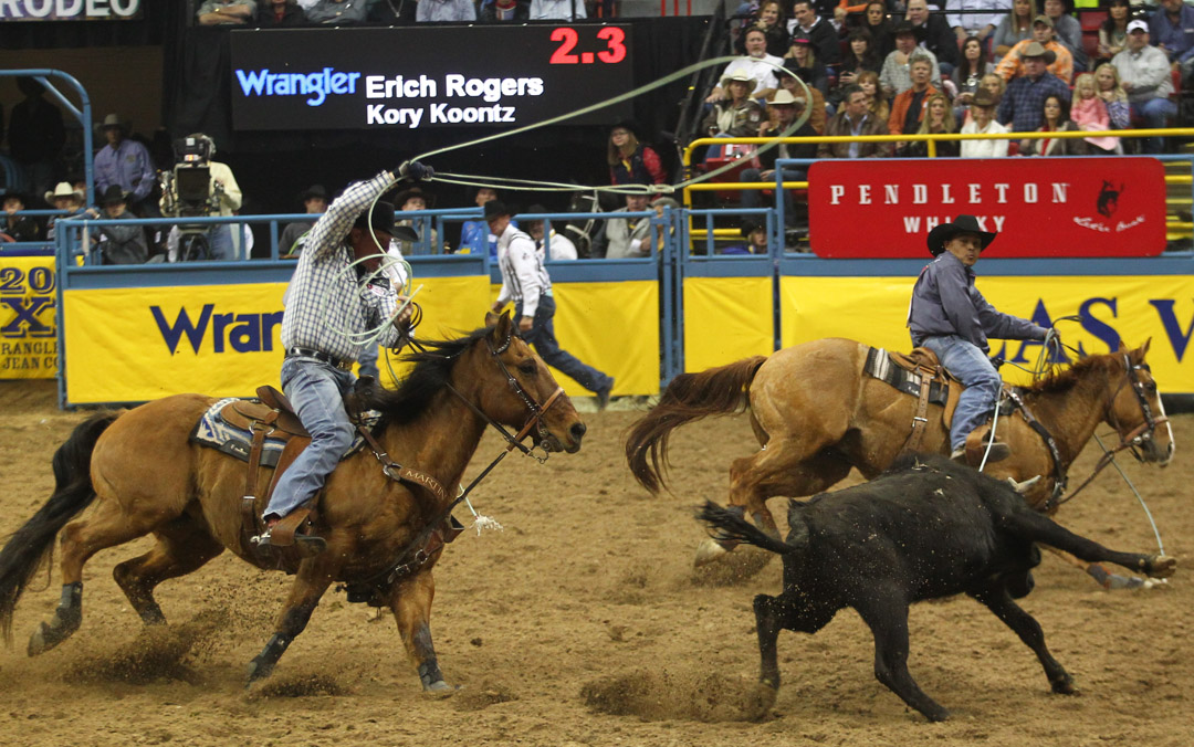 Team Roping at the second round of the NFR | National Finals Rodeo ...