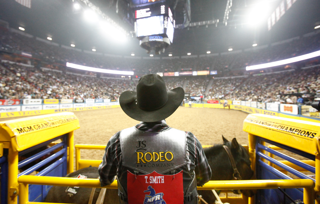 Saddle Bronc Riding in Round 6 of the NFR | National Finals Rodeo ...