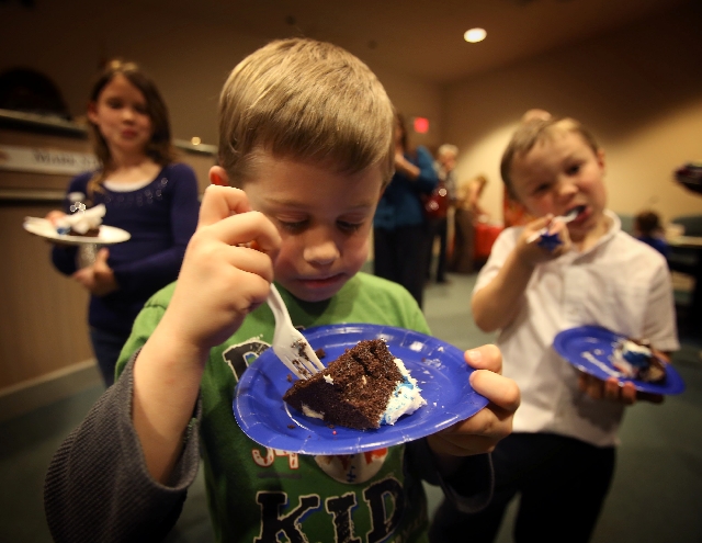 PHOTO: Eating cake at Veterans Court | Las Vegas Review-Journal