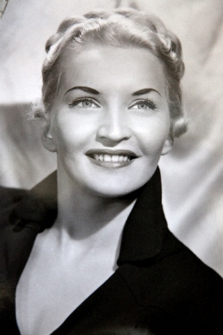 Dazzling Las Vegas showgirl, actress takes her final bow | News