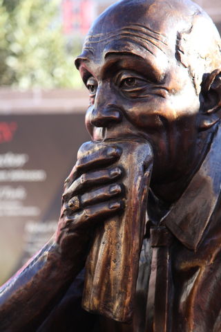 Bronze statue honors ‘Tark the Shark’ on UNLV campus | Sports
