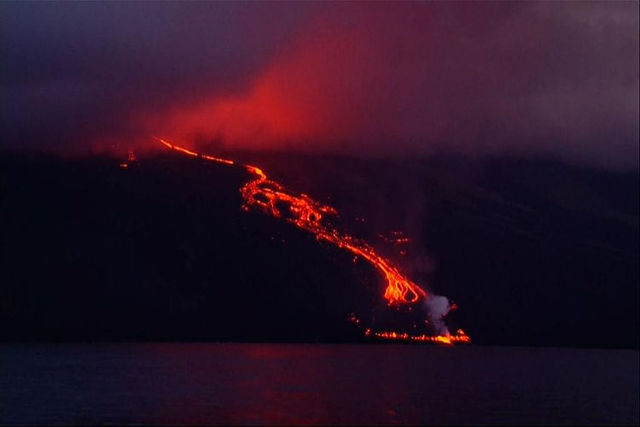Galapagos Islands volcano erupts, spills into ocean — VIDEO | Las Vegas ...