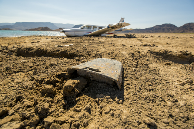 Colorado Springs-based plane makes belly-landing on a Lake Mead beach ...
