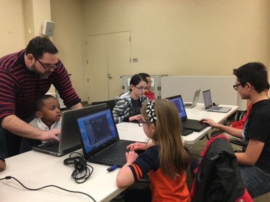 Techbrainiacs founder Jeremy Bruner teaches students in his ...