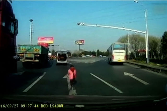Dashcam video shows toddler fall out of moving van onto Chinese highway ...