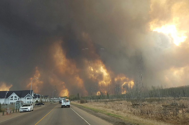 Raging wildfire forces 88,000 to evacuate Canadian town — VIDEO ...