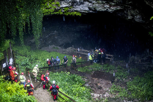 College students, trapped by flash flooding, escape Kentucky cave | Las ...