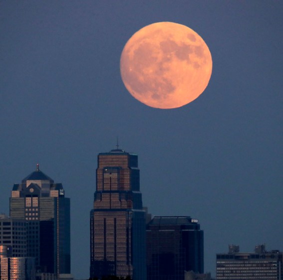 Lunar, sooner: Super moon rises over Las Vegas | Las Vegas Review-Journal