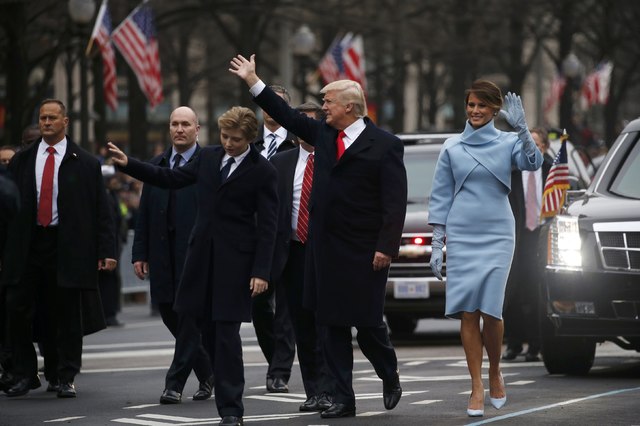 President, first lady walk briefly at beginning of inaugural parade ...
