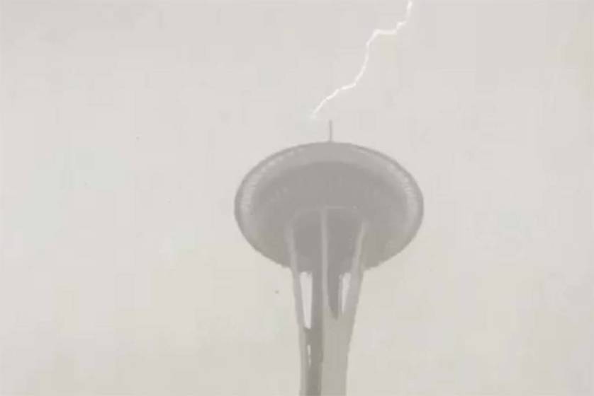 Lightning strikes Seattle’s Space Needle during snowstorm — VIDEO | Las ...
