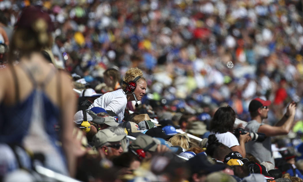 NASCAR fans treated to sunshine, racing action — PHOTOS | Las Vegas ...