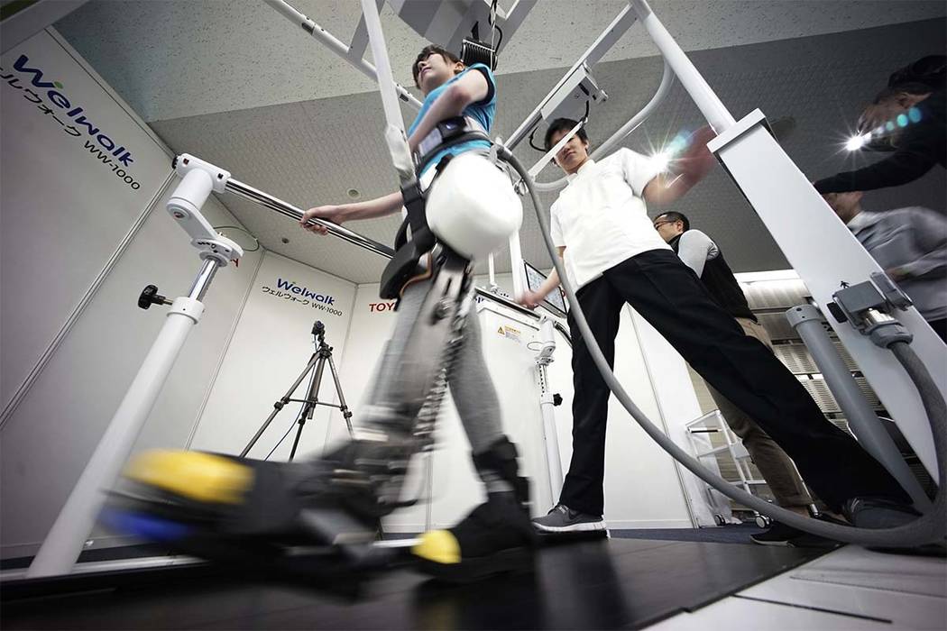 Robotic leg brace helping paralyzed people walk again | Las Vegas ...