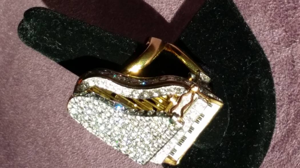 Liberace’s rings on display at jewelry exhibit in Paris | Life