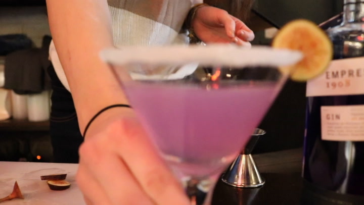 Therapy serves a violet drink with color-changing gin — VIDEO | Food ...
