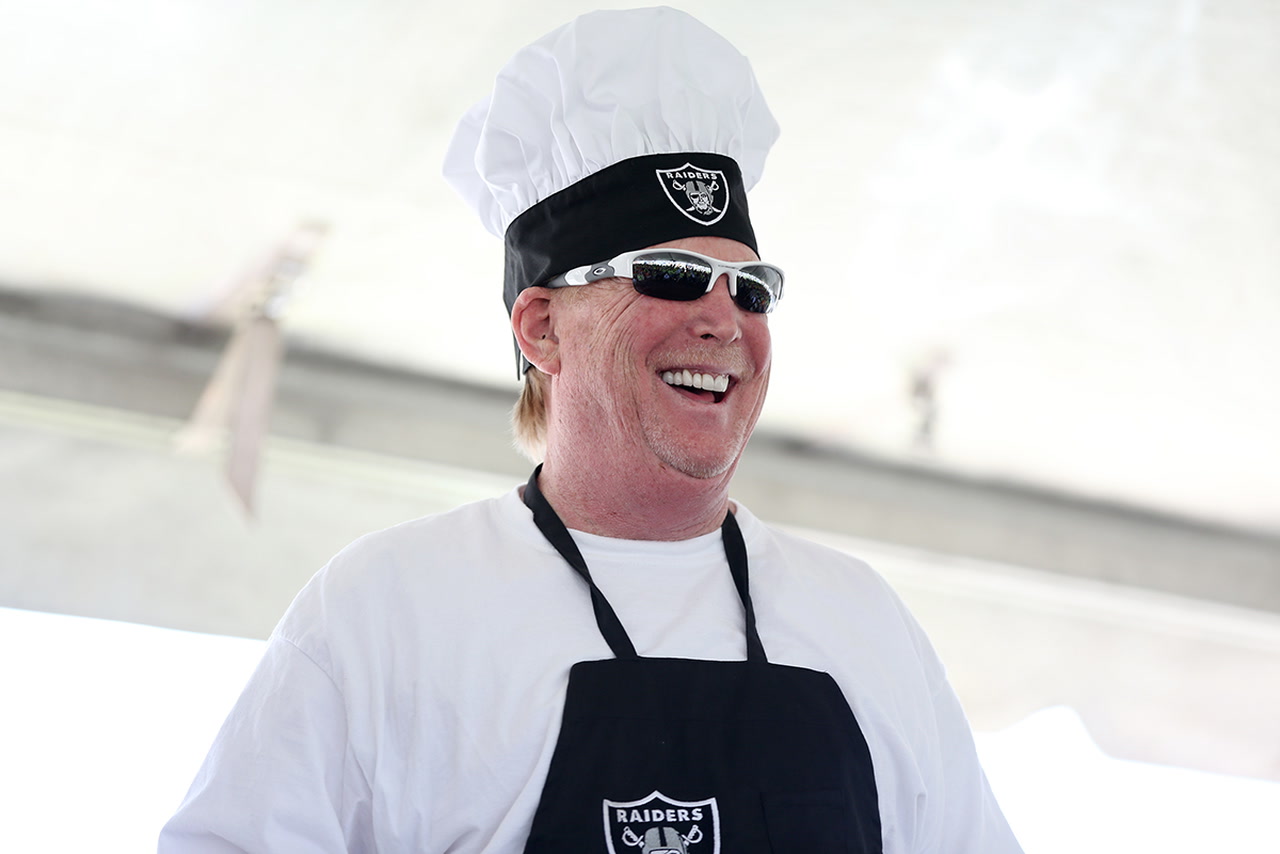 Raiders owner holds barbecue to thank Las Vegas stadium workers — VIDEO ...