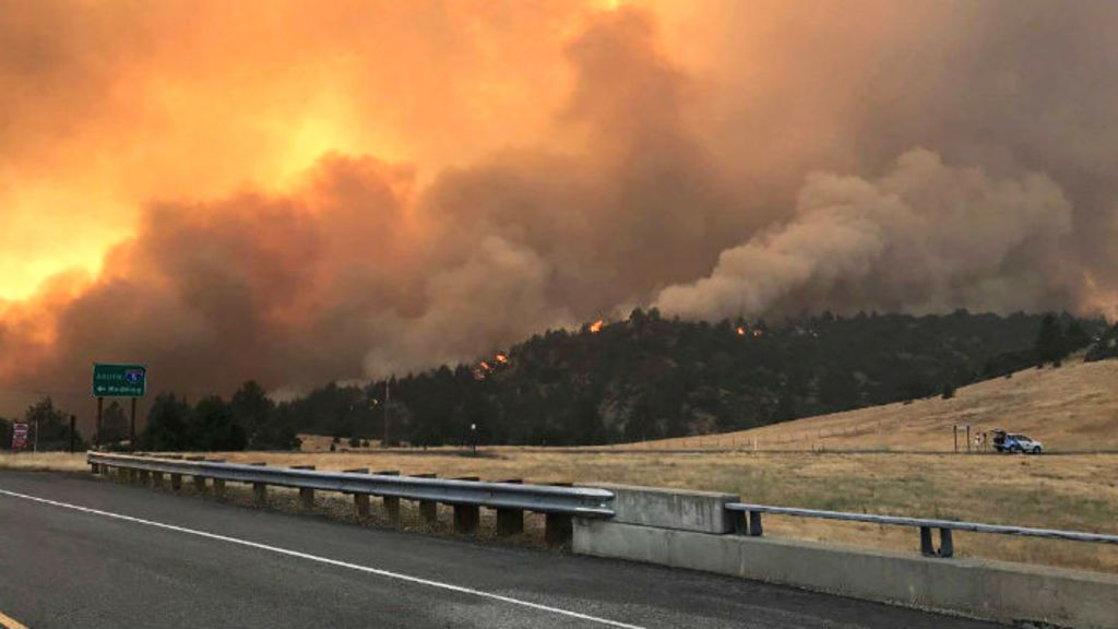1 person dead in wildfire near California-Oregon border | Nation and ...