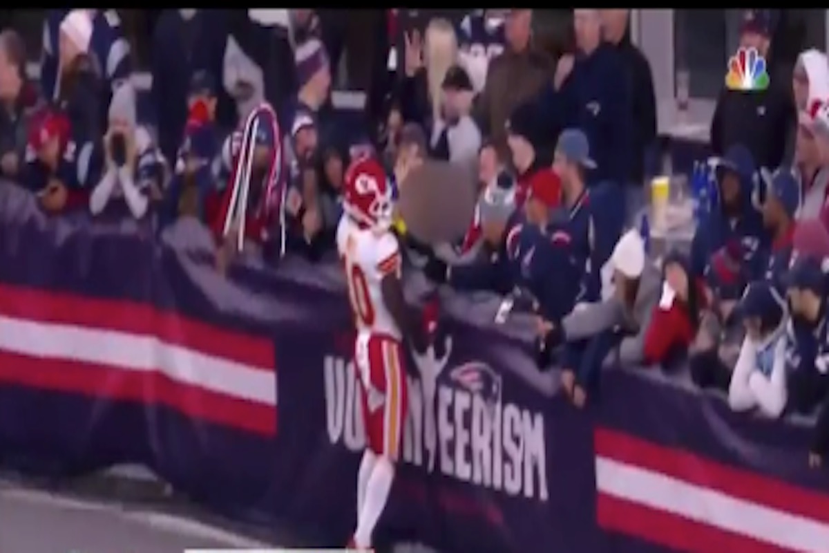 Patriots ban fan who threw beer at Chiefs’ Tyreek Hill | Raiders/NFL | Sports
