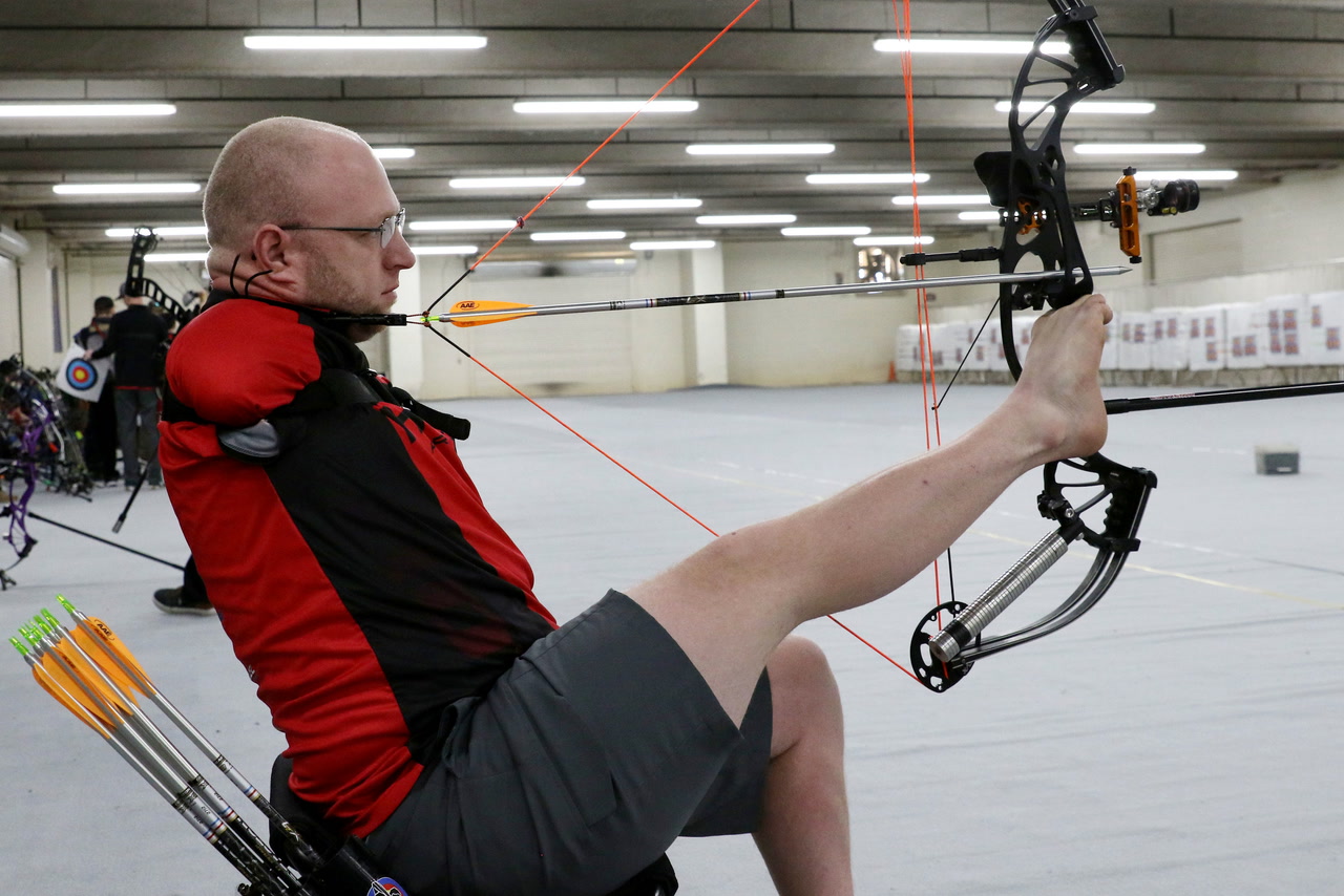 Man born without arms shoots bow and arrow with his feet — VIDEO | Ron ...