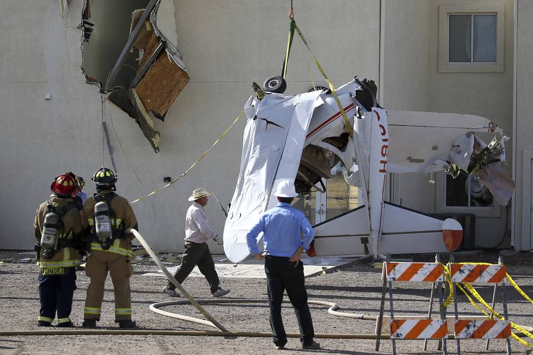 2 survive after small plane crashes into Arizona airport building | Las ...