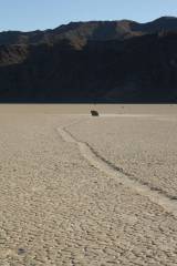 Mysterious wandering rocks roam along Death Valley’s Racetrack | Las ...
