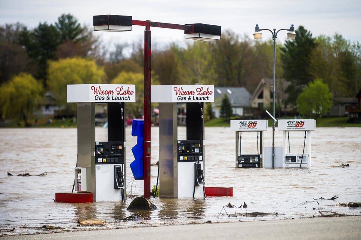 10K evacuated as river dams break in central Michigan | Nation and ...