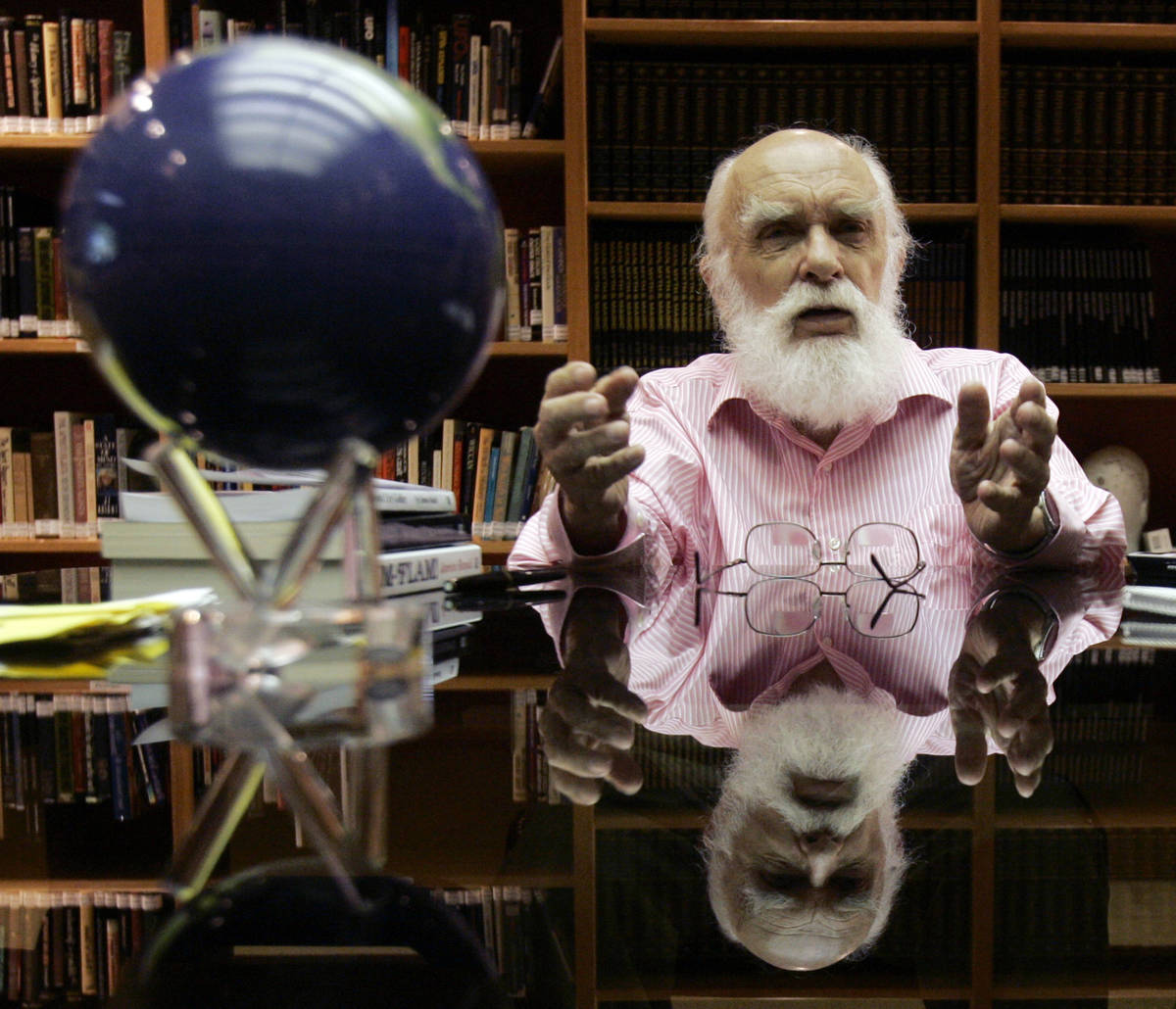 James Randi dies at 92; ‘Amazing Randi’ was dazzling magician and ...