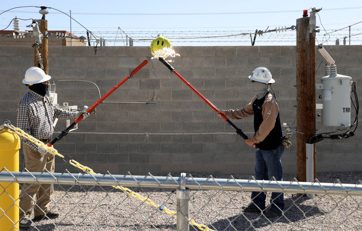 How Mylar balloons, power lines can lead to power outages — VIDEO ...