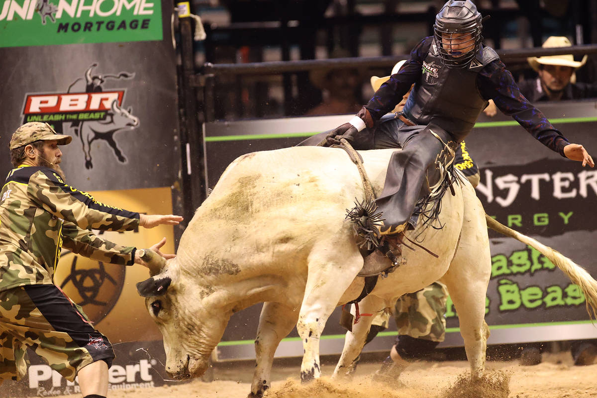 PBR Las Vegas: Brazil’s Barbosa hangs on for bull riders win ...