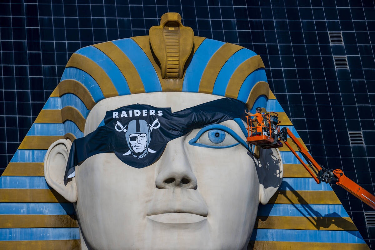 Luxor’s sphinx joins Raider Nation donning pirate eye patch | Raiders ...
