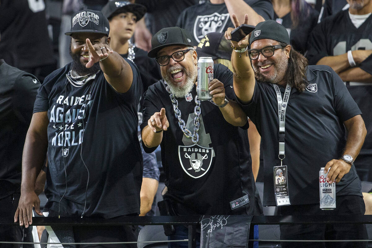 Raiders fans greet team with sea of silver and black — PHOTOS | Raiders ...
