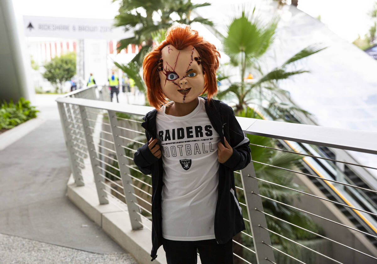 Raiders fans turn LA’s SoFi Stadium silver and black — PHOTOS | Raiders ...