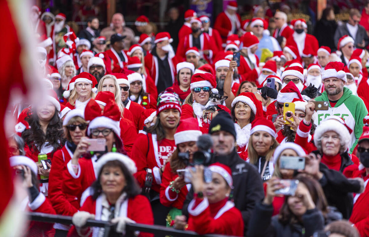 Thousands of Santas race in downtown Las Vegas fundraiser | Local