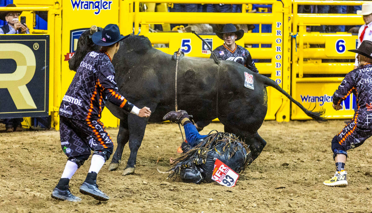NFR 2022: Reid Oftedahl clashes heads with bull | National Finals Rodeo ...