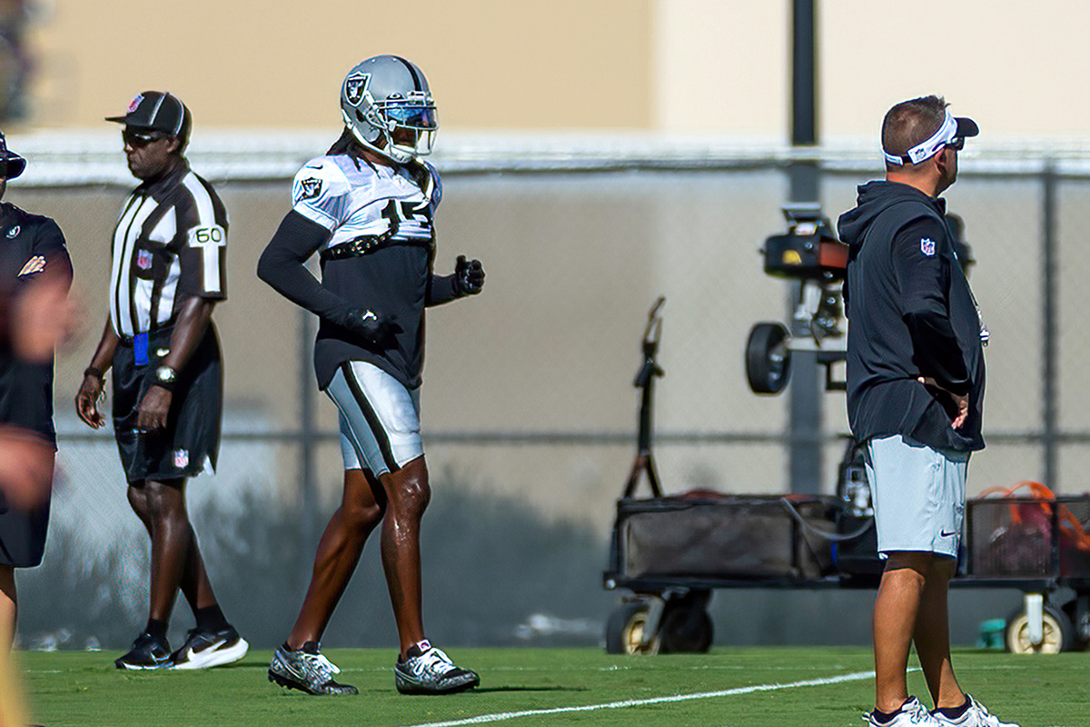 Raiders WR Davante Adams leaves practice with apparent leg injury ...