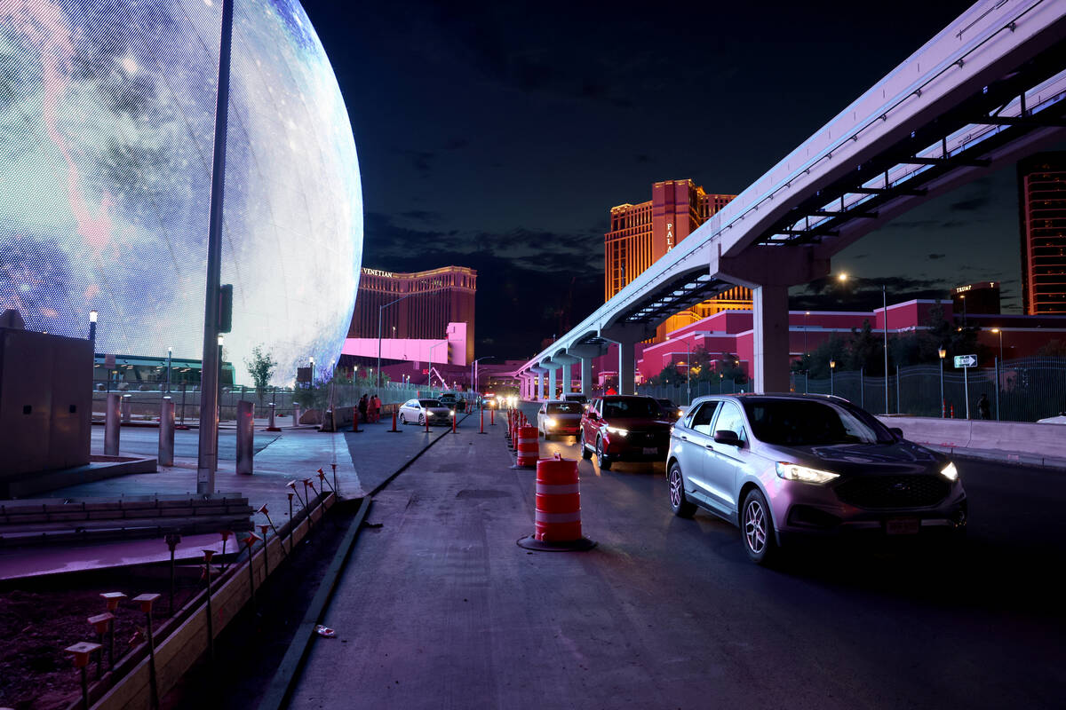 Las Vegas Sphere fans dodge traffic, find parking to get best views ...