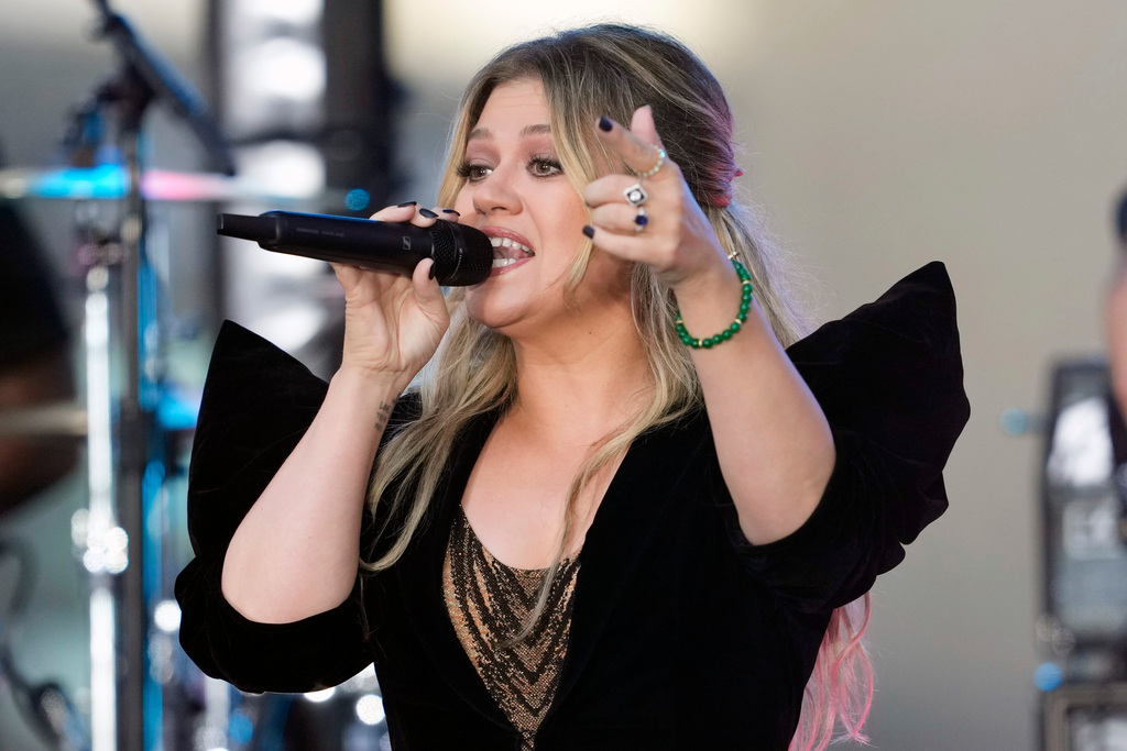 Kelly Clarkson jams with street singer on way to T-Mobile Arena | Music ...