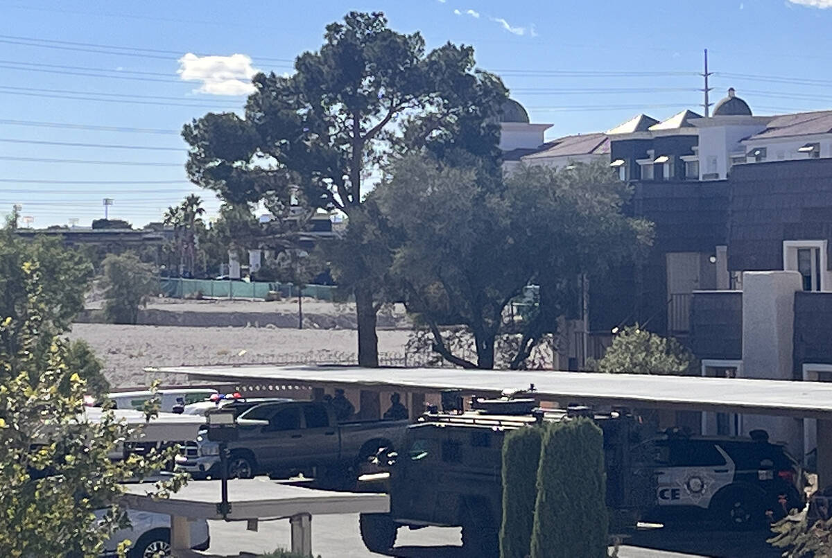 Las Vegas police urge people to avoid barricade sitution in east valley | Crime