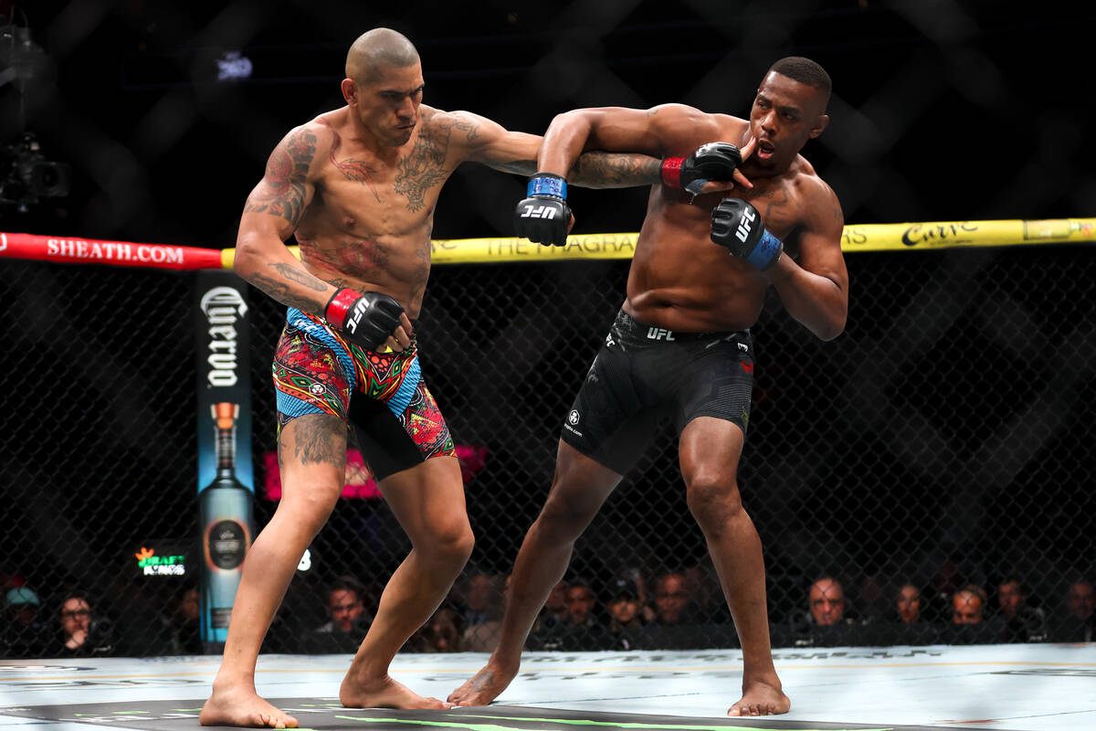 UFC 300 results: Max Holloway beats buzzer with wild KO of Justin ...