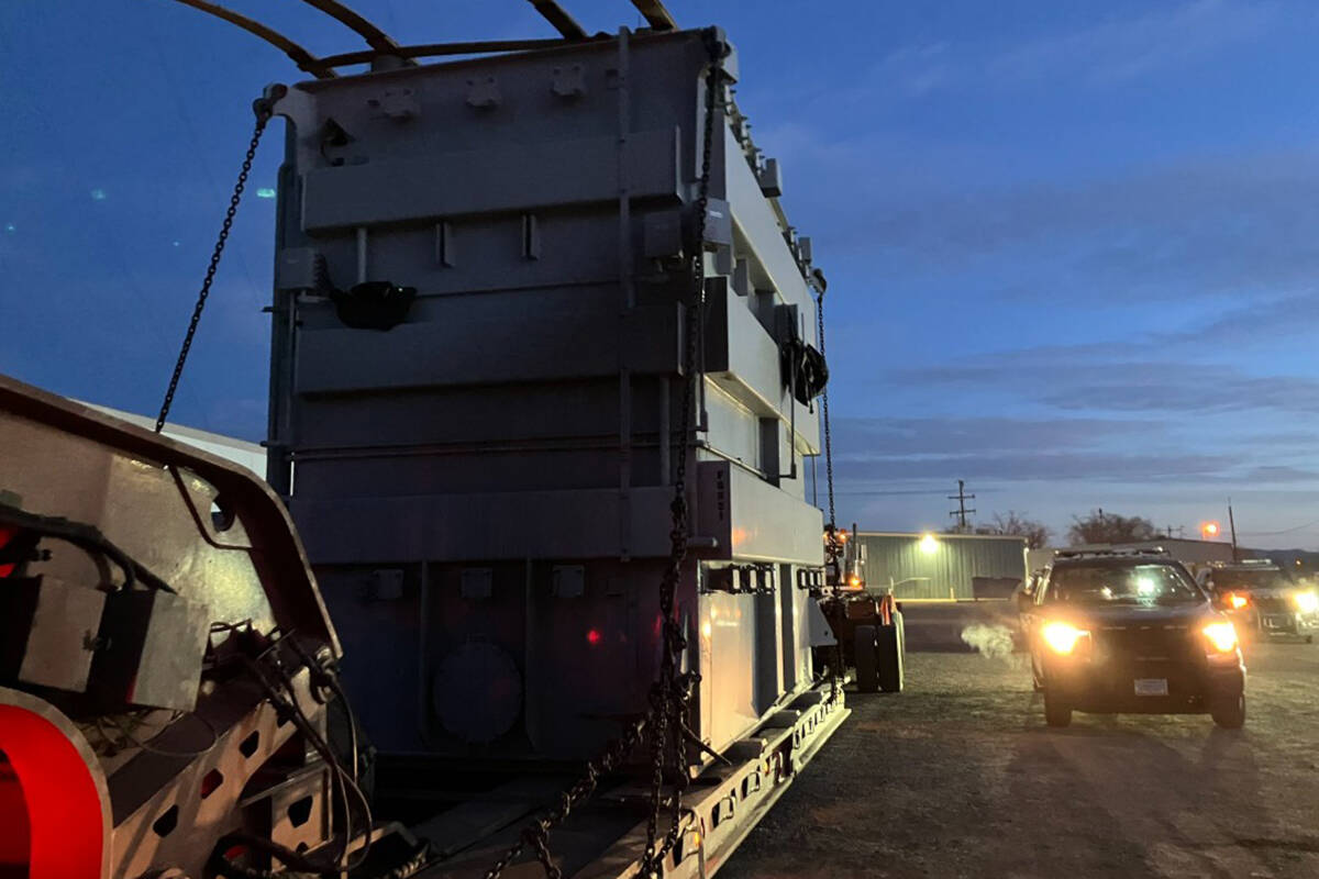 Nevada Highway Patrol escorts 406,495-pound power transformer from ...