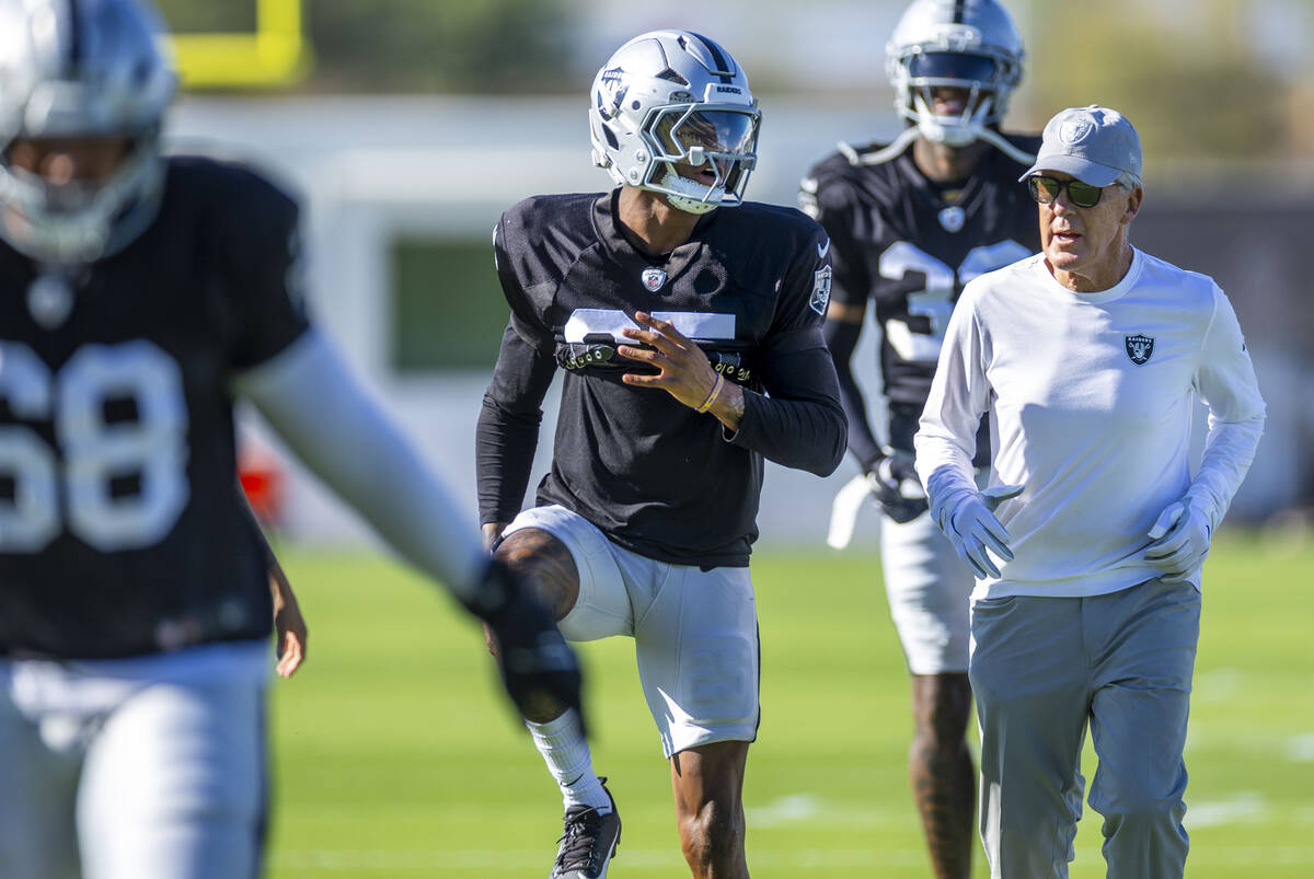 Raiders’ Devin White, Decamerion Richardson bond in training camp ...