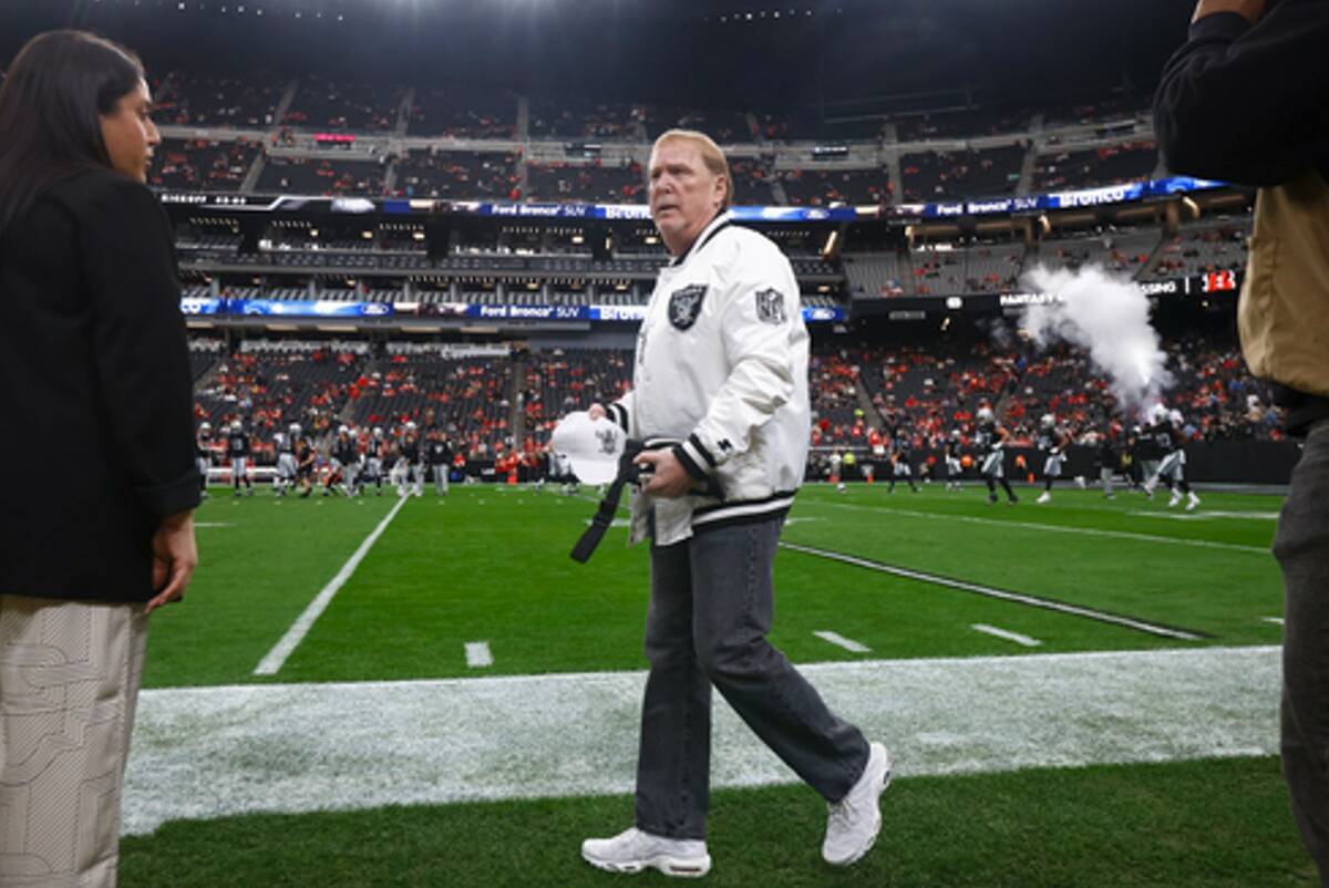 Raiders owner Mark Davis takes in Fernando Mendoza at CFP title game in ...